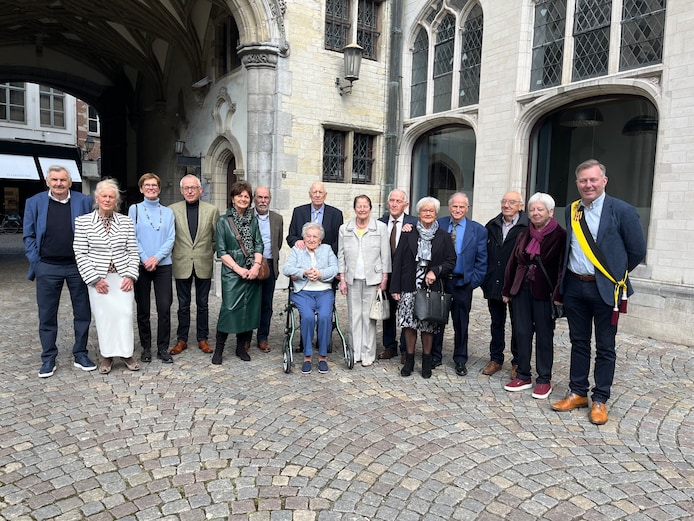 Stad Mechelen zet jubilarissen van maart in de bloemen | Mechelen | hln.be