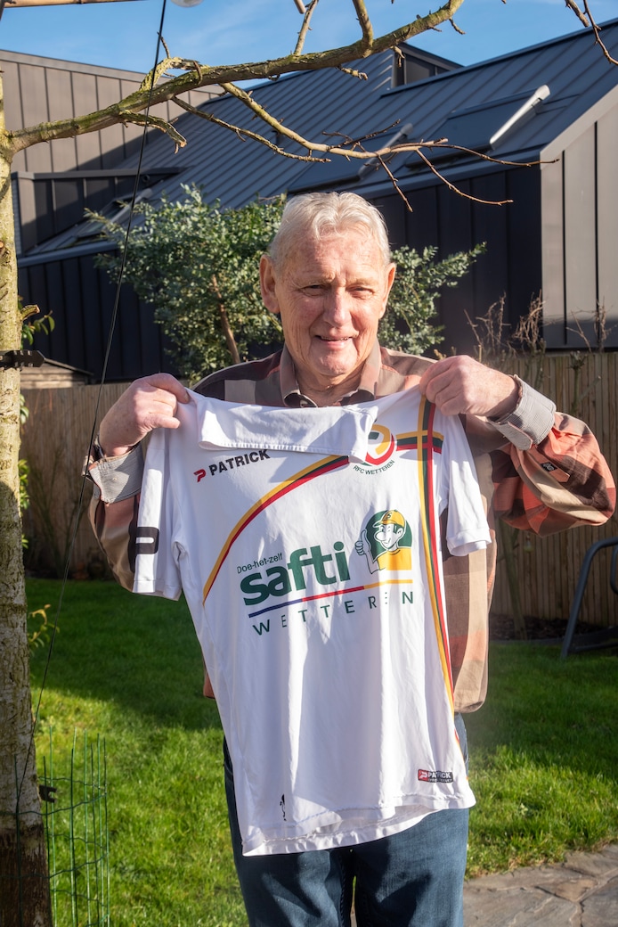 Voetbalicoon van Standaard Wetteren Harry De Gussem (74) overleden ...