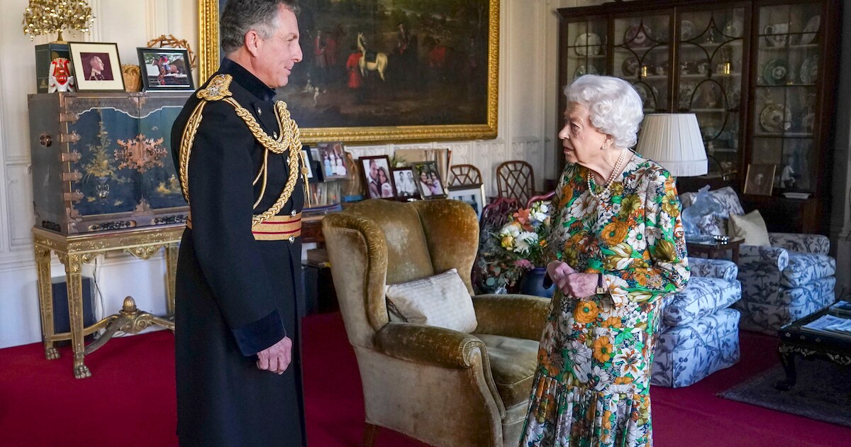 Queen Elizabeth (95) terug aan het werk na gesukkel met rugproblemen ...