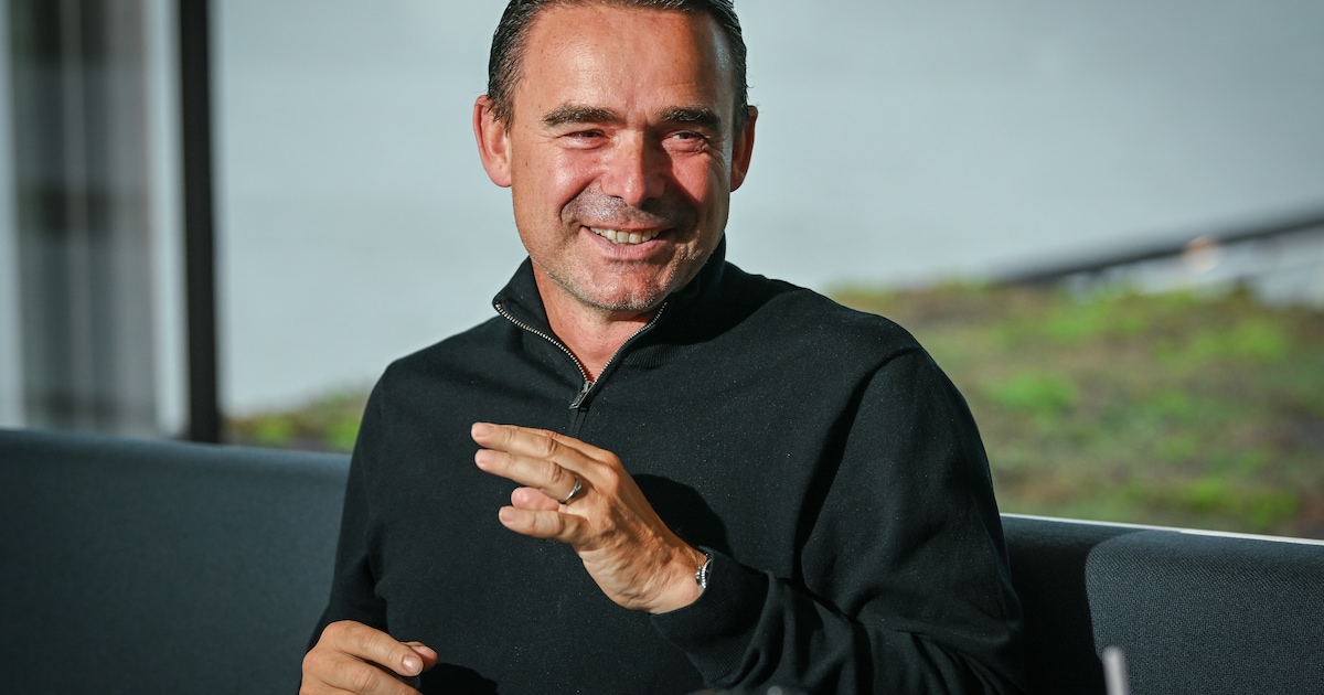 Marc Overmars bevestigt dat Ajax hem benaderd heeft om terug te keren ...