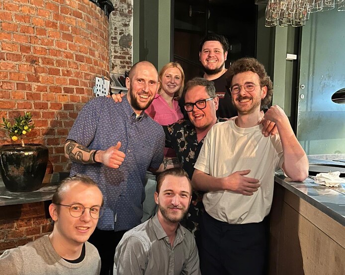 Bekende Britse presentator Alan Carr op bezoek in Gents restaurant ...