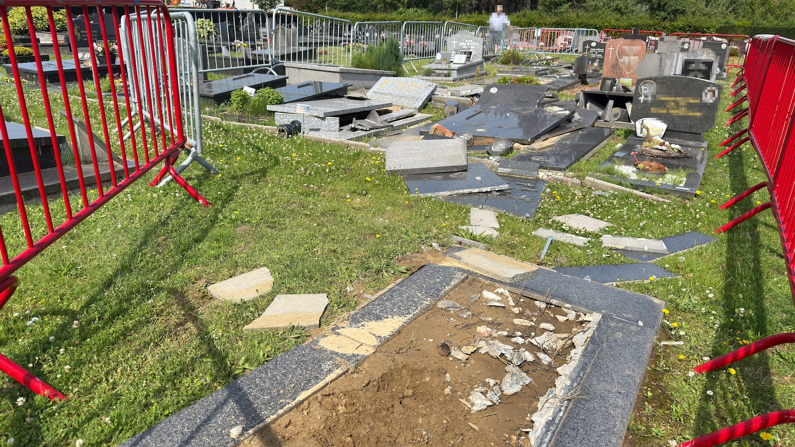 Vijftien graven beschadigd bij bizar ongeval op begraafplaats in ...