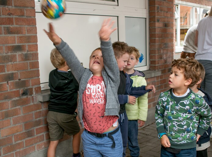Basisschool schort lessen op door massale ziekte: “Helft van ...