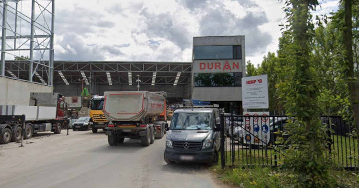 Brandweer blust nachtelijke afvalbrand bij containerbedrijf Duran in ...