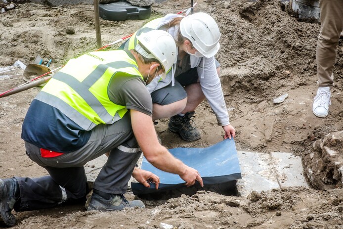 Beschilderde grafkelder uit 14de eeuw ontdekt onder Onze-Lieve-Vrouwekerkhof: “Ook al 45 ...