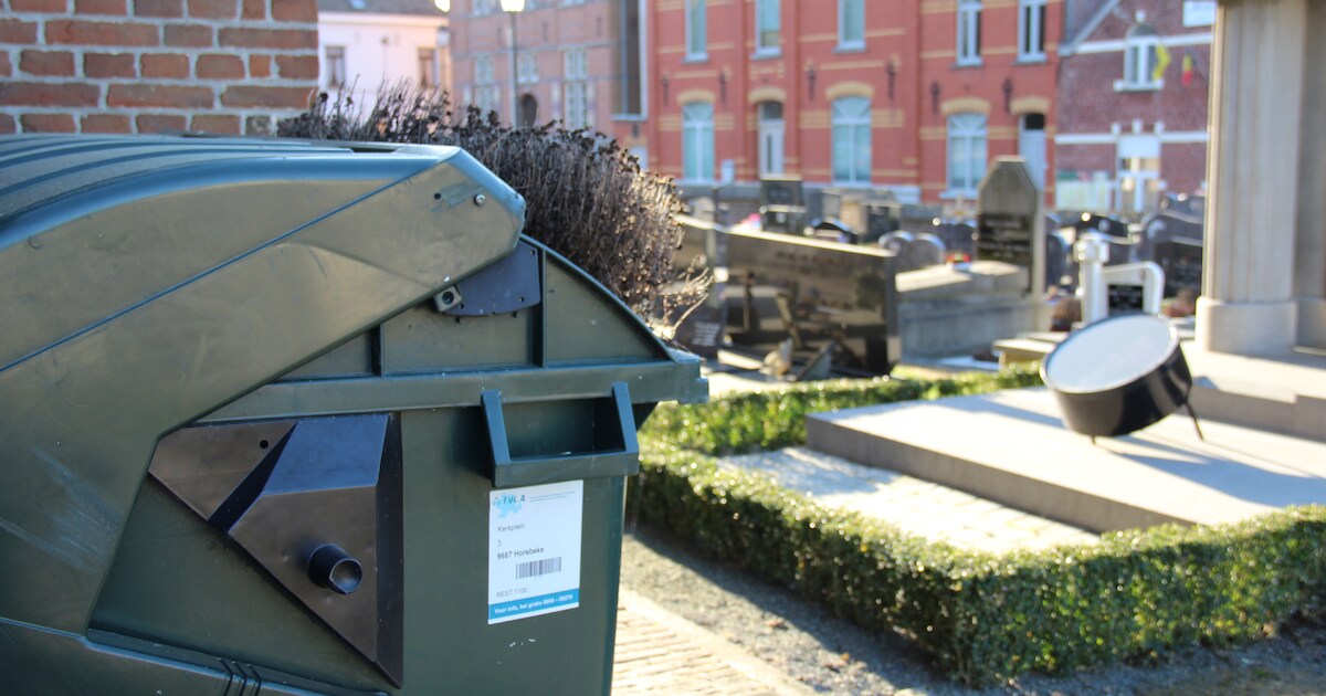 Gemeentebestuur laat extra containers plaatsen op kerkhoven om afval te ...