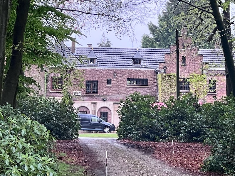 Politie ontdekt grootschalig drugslabo in kasteel in Bree: drie ...