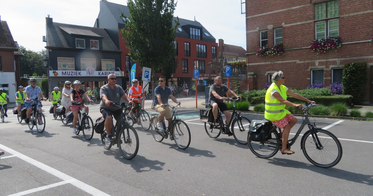 120 fietsers rijden samen langs moordstrookje om te pleiten voor veiligere fietspad | Malle | hln.be