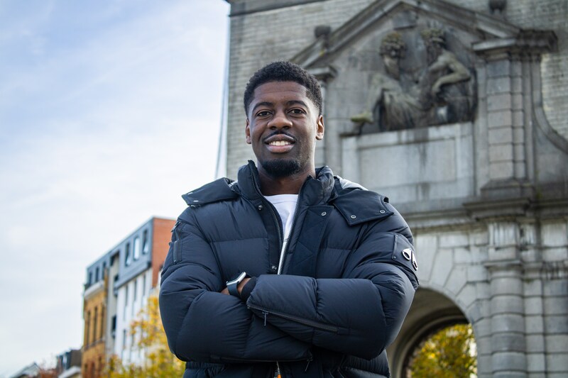 Hoe voetbal-influencer Junior Vertongen topspelers in zijn auto krijgt ...