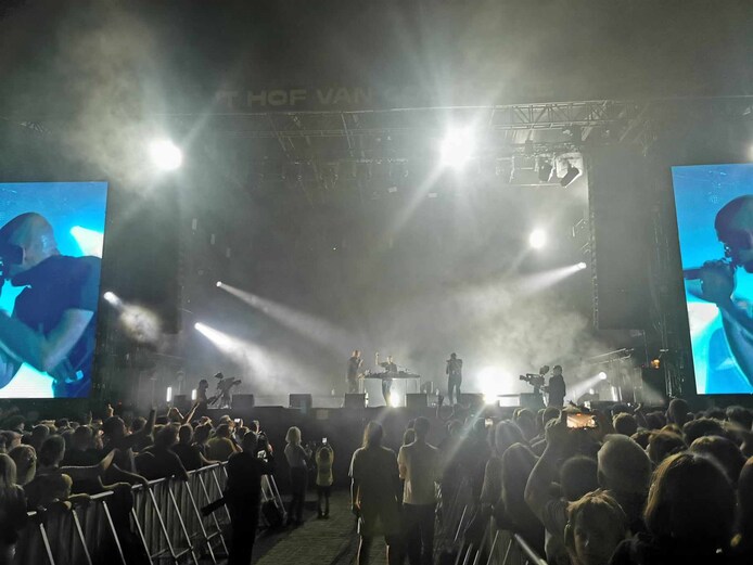 Achtduizend fans vieren zilveren jubileum ’t Hof van Commerce: “Trotser ...