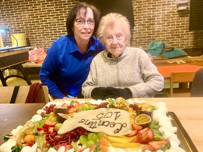 Met looprekje weliswaar, maar Leontine (105) wandelt gezwind op eigen ...