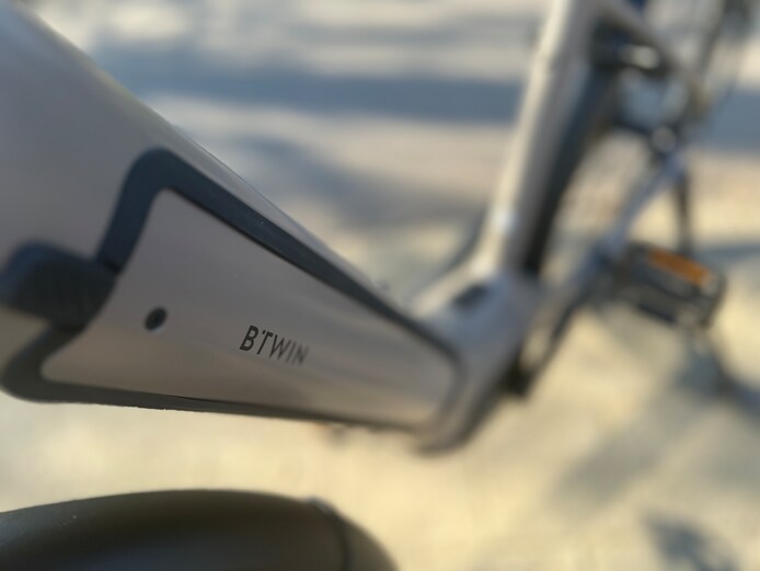 Onze fietsexpert rijdt met de eerste premium e-bike van Decathlon ...