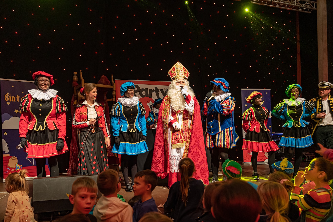 IN BEELD. Sinterklaas ontmoet brave kinderen op Pietenfestival in Sint ...