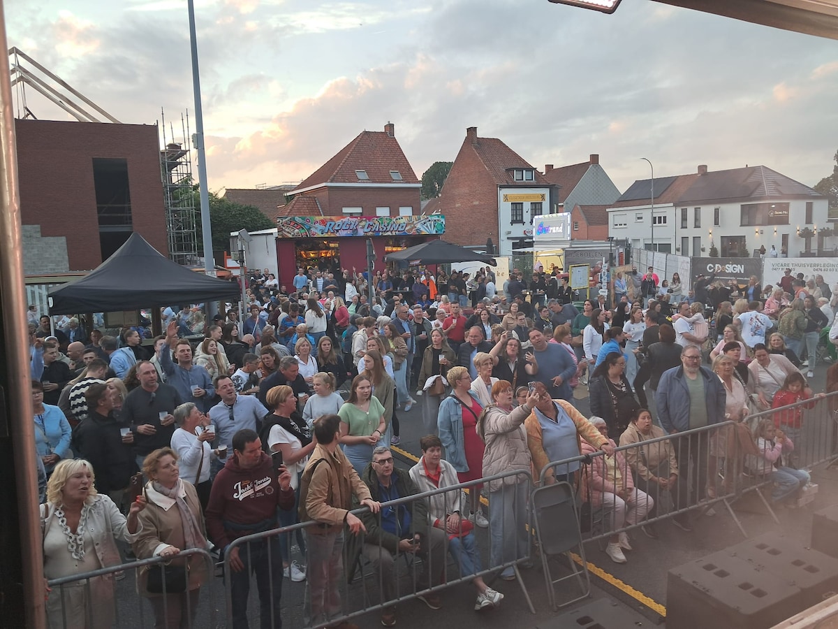 De Romeo’s zorgen voor ambiance op de Ooigemse Feesten | Foto | hln.be