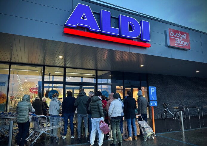 Kunstliefhebbers zorgen voor stormloop bij Aldi: “Dit is misschien de enige kans die je krijgt ...