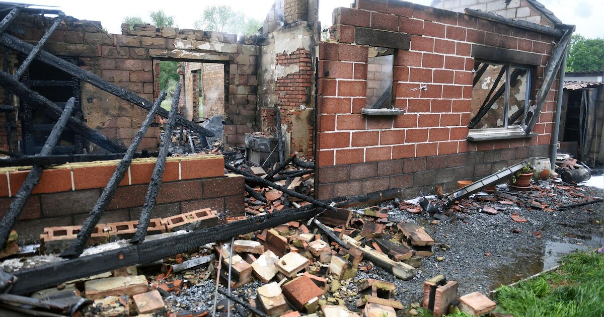 Uitslaande brand vernielt woning | Regio | HLN.be
