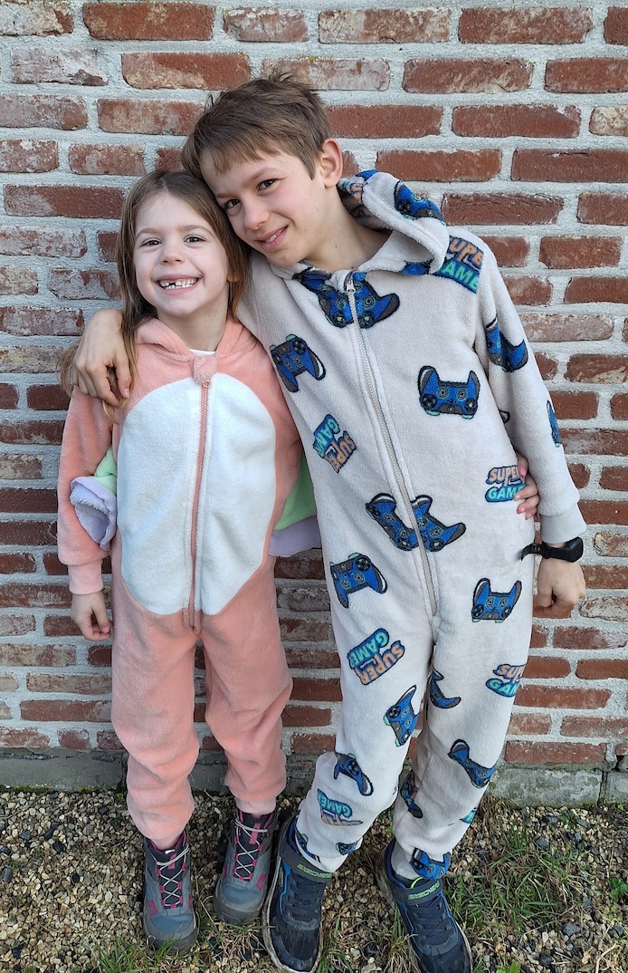 Mathis en Charlotte uit Drongen gaan in onesie naar school | Gent | hln.be