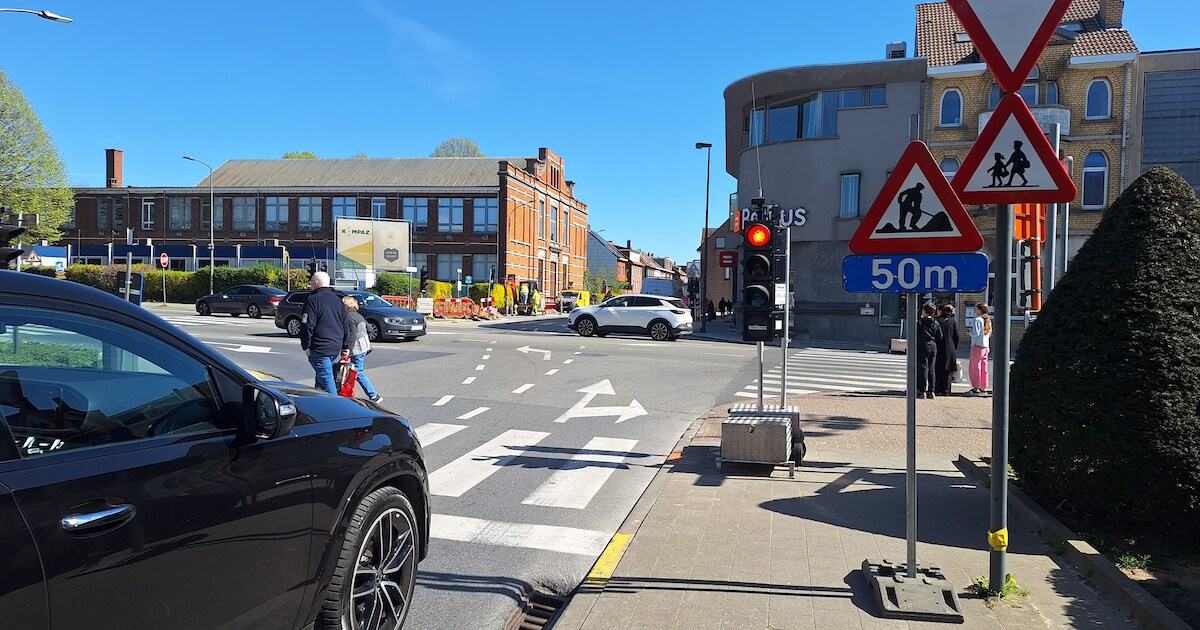 Vorige verkeerslichten waren defect op druk kruispunt, dus plaatst gemeente nieuwe: “Drukknop ...