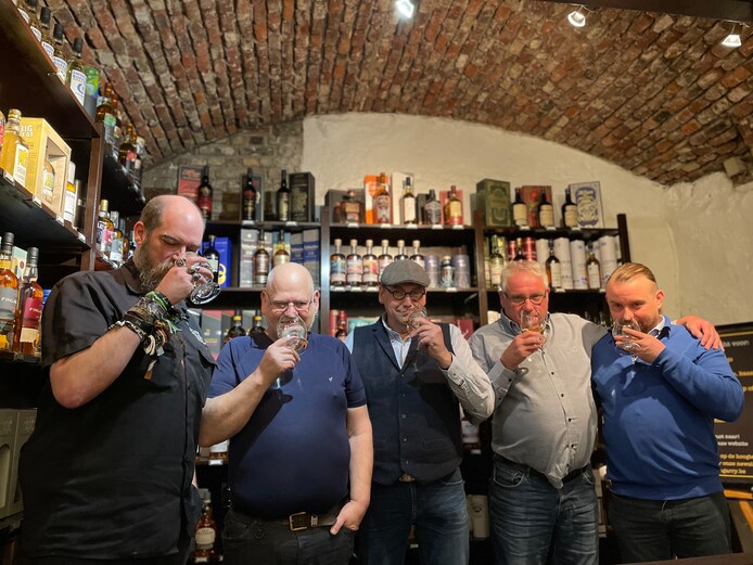 Gentse whiskylovers houden nieuwe whiskyclub boven de doopvont: “Dit is ...