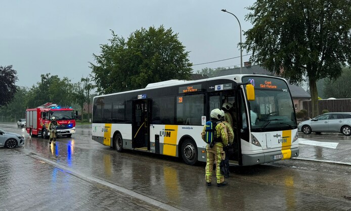 Brandje in zijspiegel van lijnbus: passagiers even geëvacueerd | Lede ...