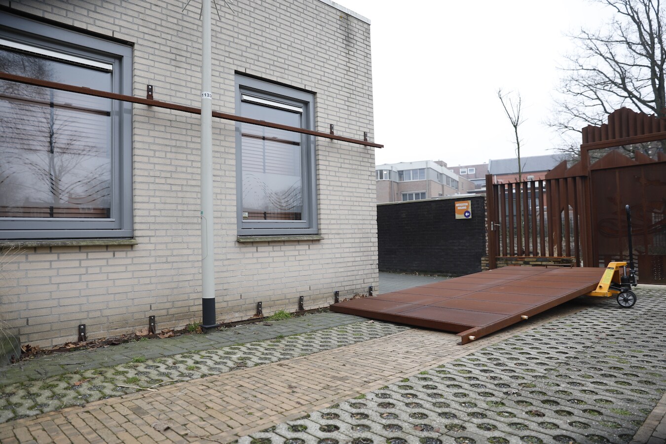 ‘Zeer gewaardeerde collega’ (21) die overleed bij ongeval kwam ’s nachts al onder zware poort ...