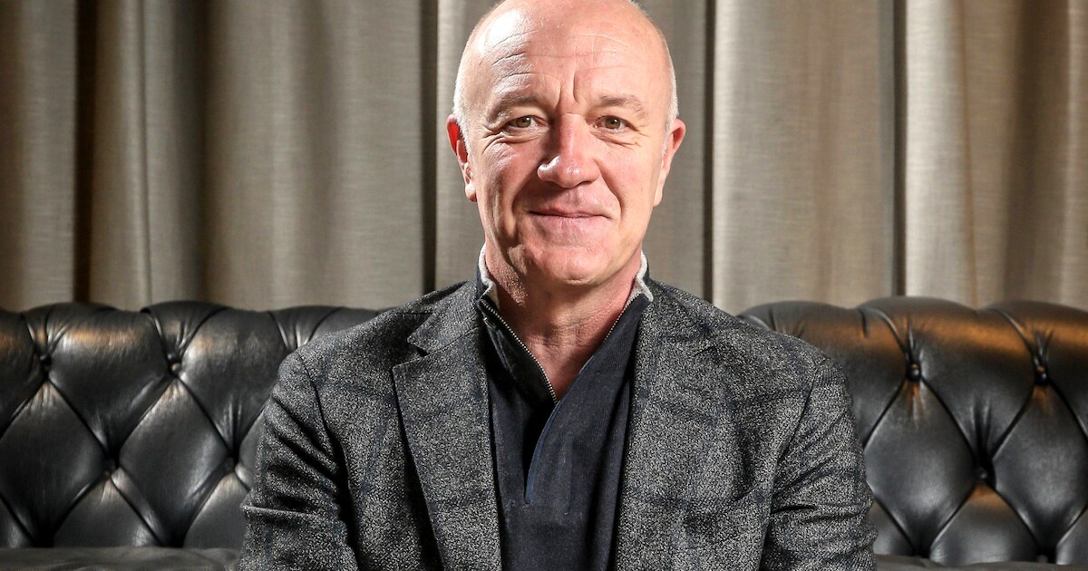 COLUMN. Geert Hoste kritisch voor de Wetstraat: “Ik heb al veel grappen verzonnen, maar dit is ...