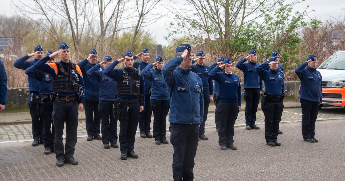 Agenten houden minuut stilte voor overleden en gewonde collega’s: “Dit ...