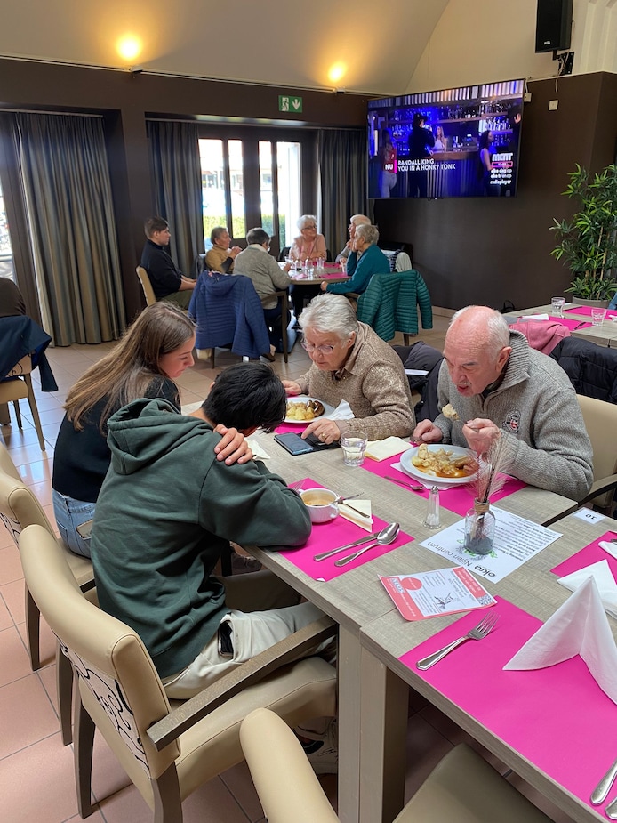 Leerlingen van githo nijlen schuiven aan tafel bij ouderen om hen ...