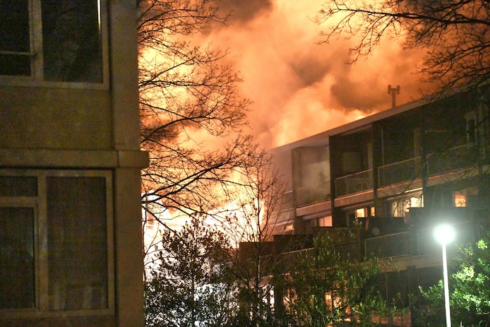 Enorme explosies verwoesten flatgebouw met drie verdiepingen in Den ...