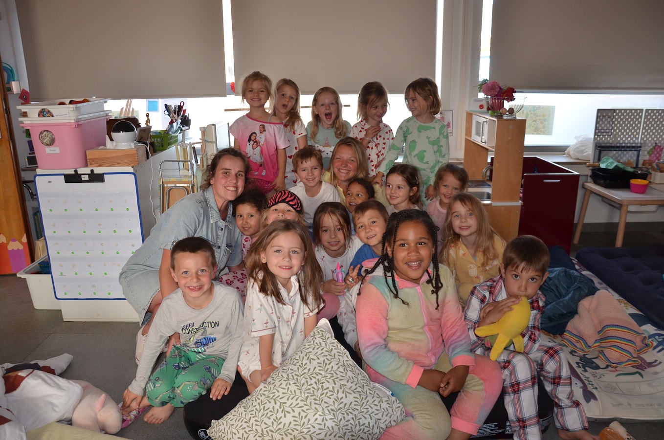 Kleuters sluiten kleutertijd af met slaappartijtje op school | Foto ...