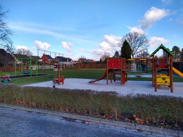 Ballenvangers en goals maken speeltuin Gildestraat compleet | Dessel ...