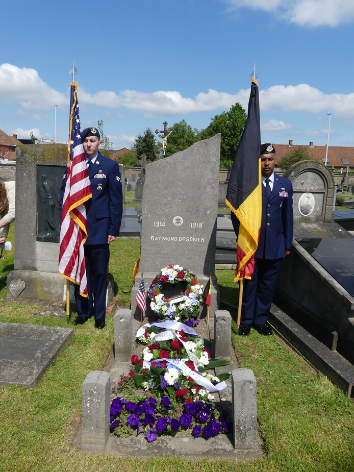 WOI-soldaat Raymond Opsomer herdacht op begraafplaats van Deinze ...
