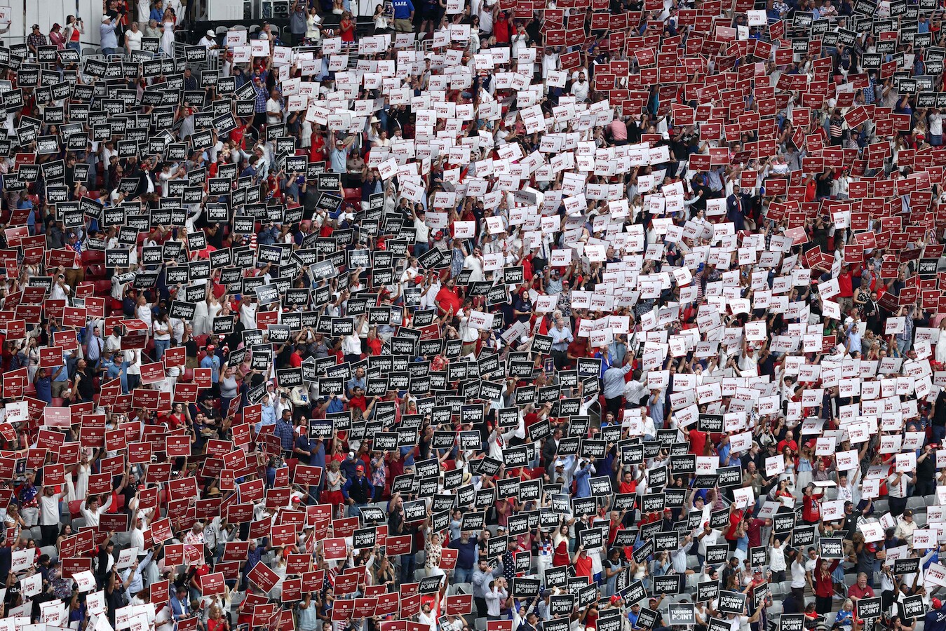 Weduwe vergeeft moordenaar van Charlie Kirk bij afscheidsdienst in ...