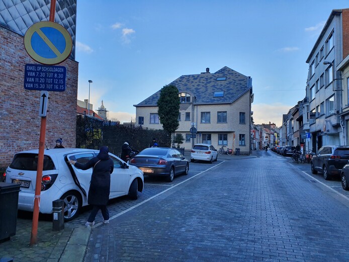 Rijverbod voor moeder die foutgeparkeerde auto aan schoolpoort niet wil verplaatsen: “Kinderen ...
