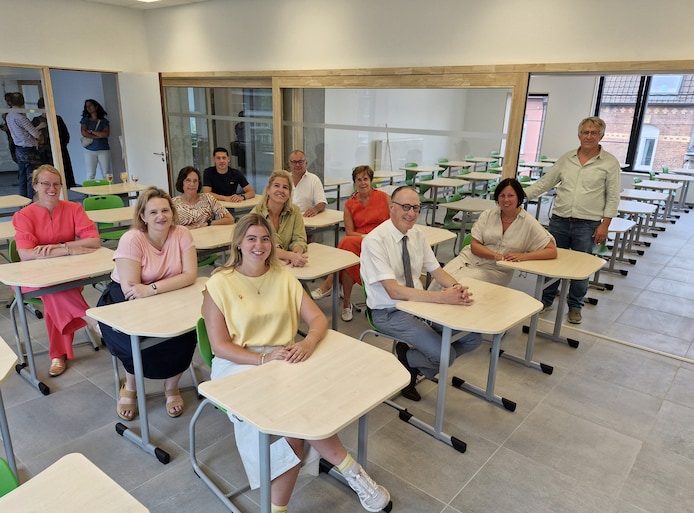 Barnum neemt maandag nieuwe klaslokalen met grote glazen schuiframen in ...