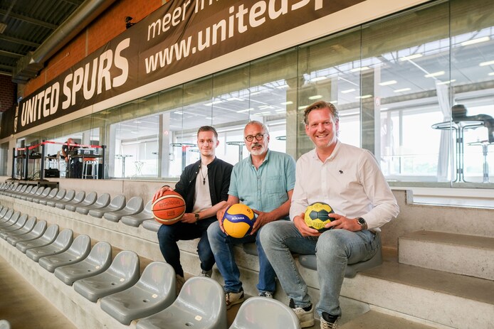 Vanuit vernieuwde bar Xtra-Time heb je door 31 meter brede glazen wand ...