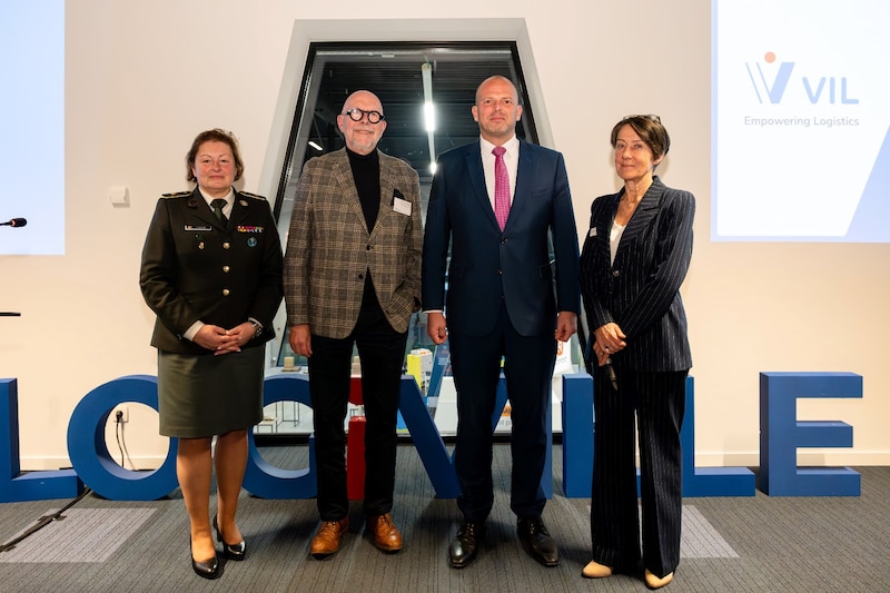 Minister Theo Francken bezoekt LogiVille in Niel tijdens defensie-event ...