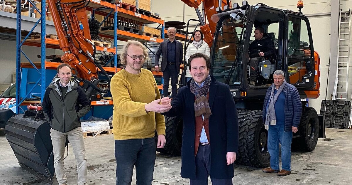 Technische dienst neemt nieuwe mobiele graafmachine in gebruik | Staden ...