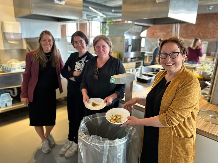 ‘Slimme’ camera boven vuilnisbak helpt voedselverspilling tegen te gaan ...