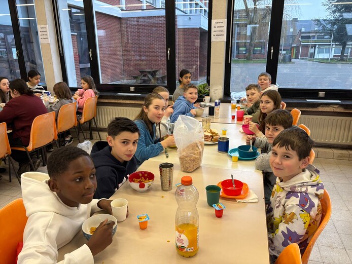 Leerlingen De Stappe starten schooldag met royaal ontbijt | Stabroek ...