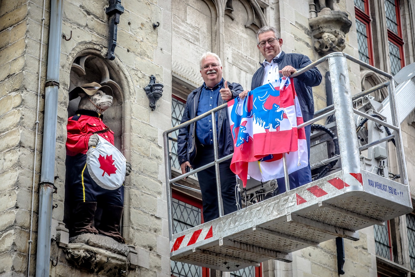 Brugge heeft nu ook z’n ‘Manneken Pis’: Brugs Beertje van de Loge ...
