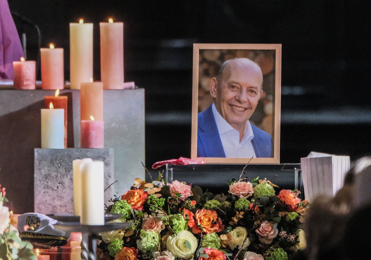 Bomvolle kerk neemt afscheid van horecaboegbeeld Jean-Pierre Malysse ...