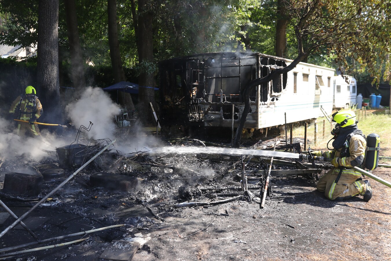 Hulpdiensten redden hondje van vlammenzee bij uitslaande brand op camping in Waasmunster | Foto ...