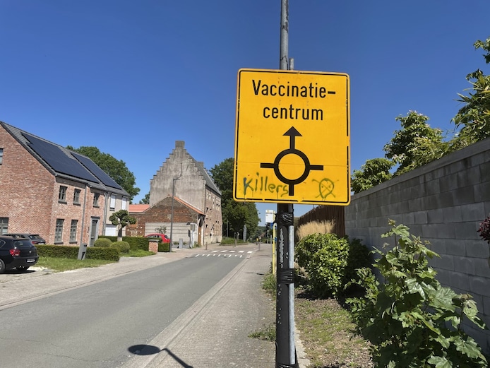 Anti-vaxxers of vandalen aan het werk? Borden vaccinatiecentrum beklad ...