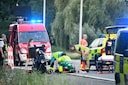 Maaltijdkoerier (21) zwaargewond na botsing tegen bergje aarde op ...