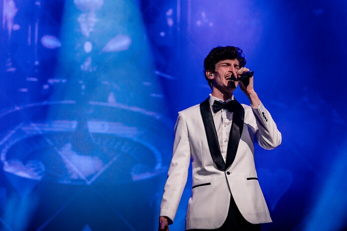 “Ik heb mezelf bevrijd van het idee dat hetero de norm is”: Len Neefs ...