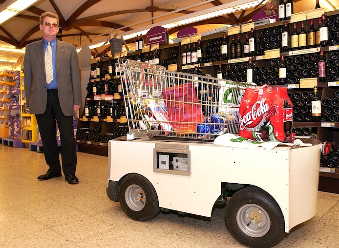 Luc Deprez (81), uitvinder van de zelfrijdende reiskoffer en de ...