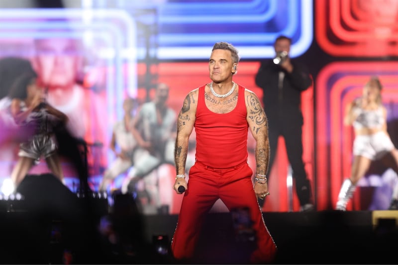 Robbie Williams brengt onverwachts nieuw album uit (en is daarmee op ...