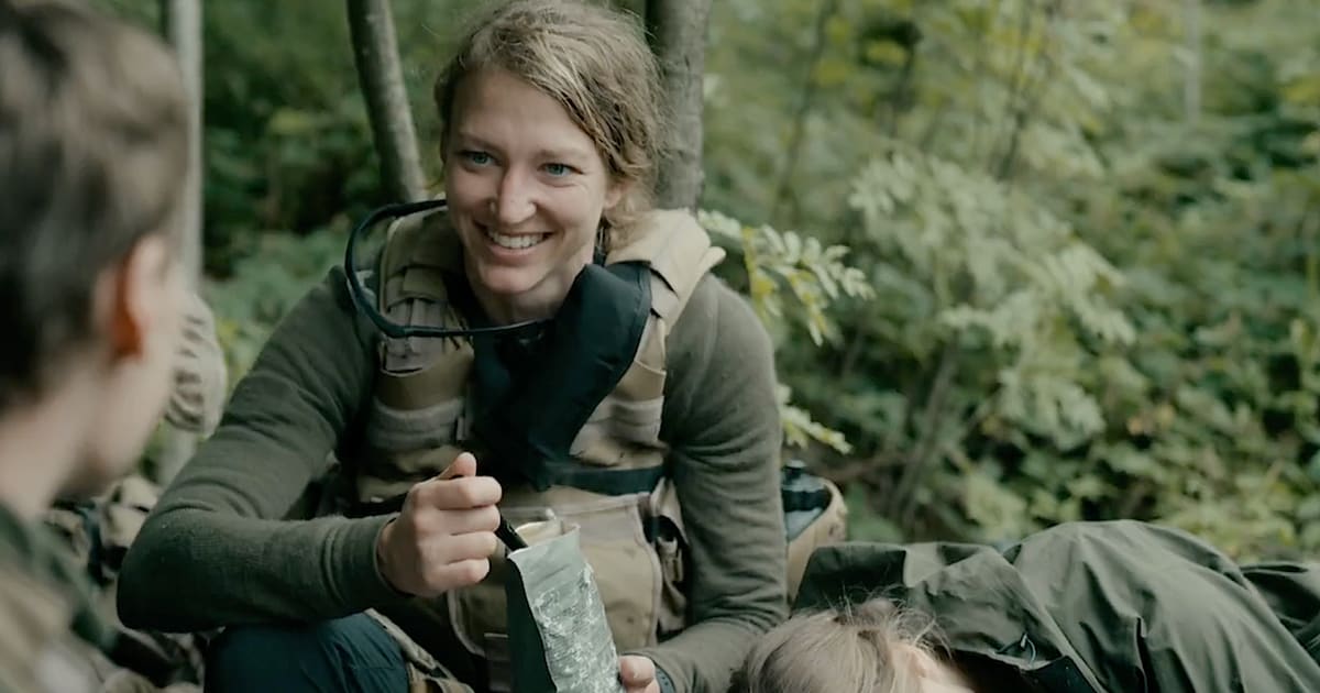 Sara (30) uit ‘Kamp Waes’ is niet alleen op tv een straffe madam ...