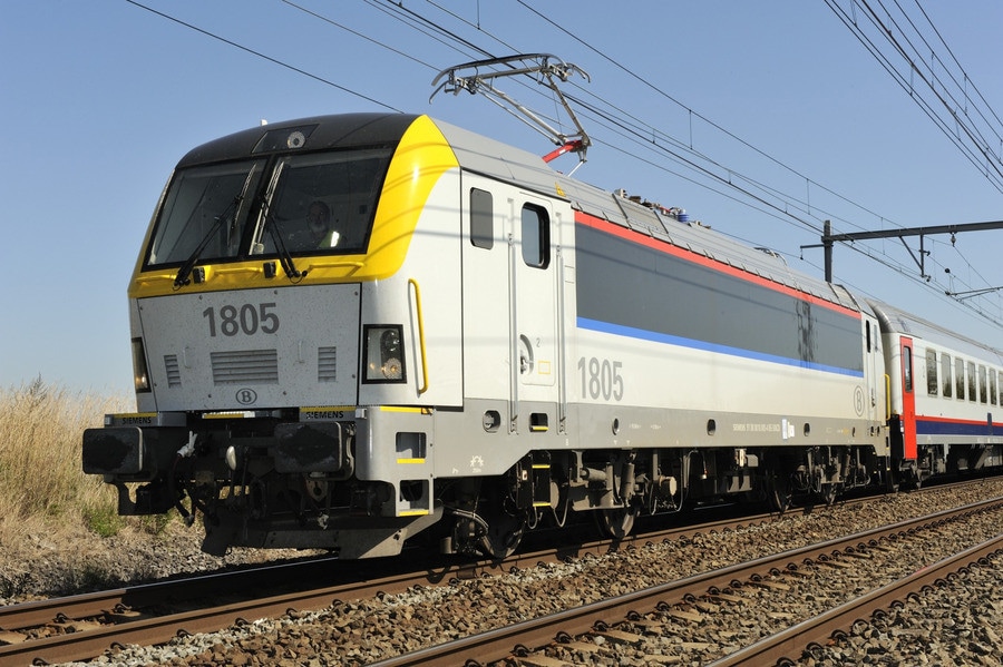 Bromfietser aangereden door trein in Hoboken: treinverkeer onderbroken ...